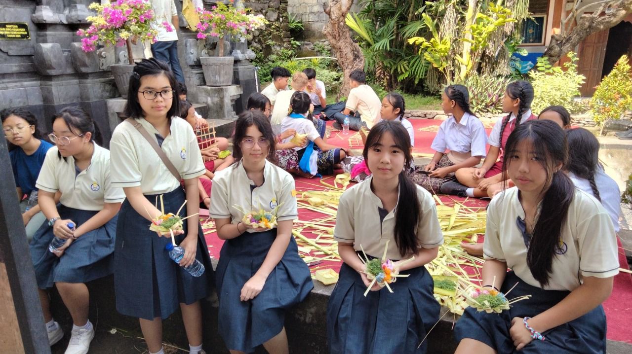 The Excitement of Students from Singapore When Visiting SD Negeri 4 ...